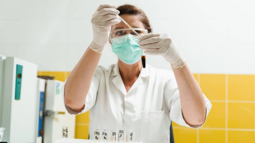 What does a high white blood cell and neutrophil count mean? Causes and ...